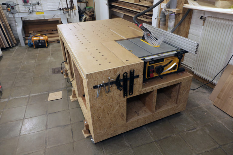 How I Made my New Mobile Workbench with Built-in Dewalt Table Saw ...