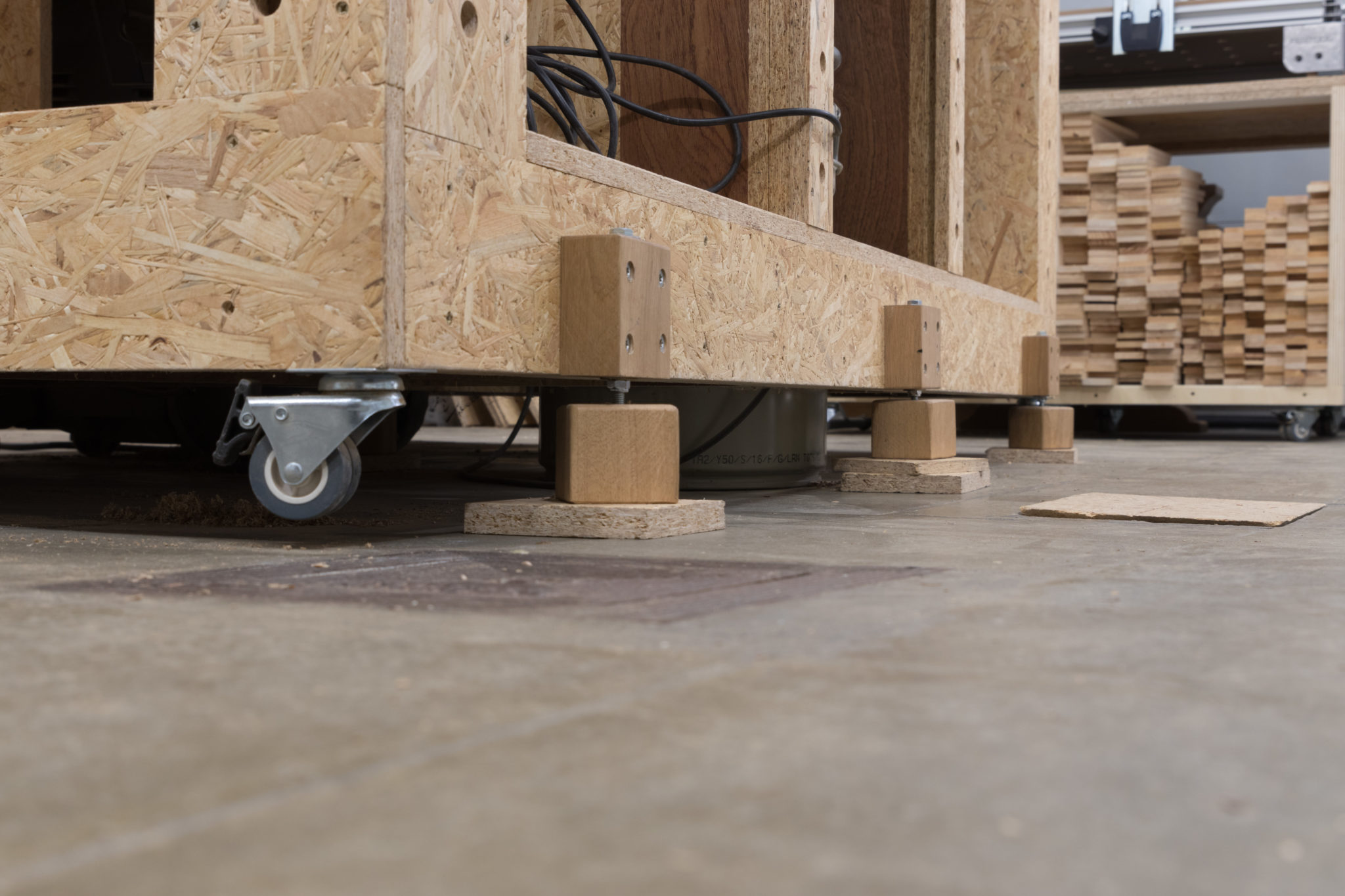 How I Made my New Mobile Workbench with Built-in Dewalt Table Saw ...